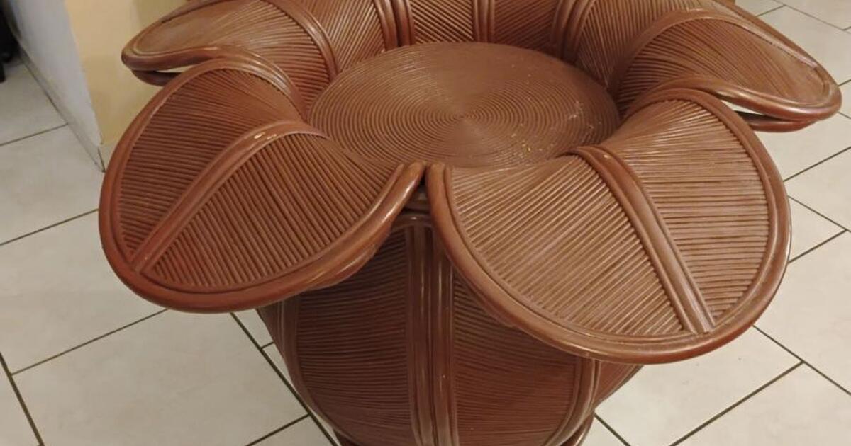 Unique Flower-Shaped Table for Free in Hialeah, FL | For Sale & Free ...