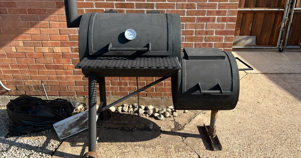 Extremely Well built Smoker. W cover, newly painted. Extra Heavy Duty ...