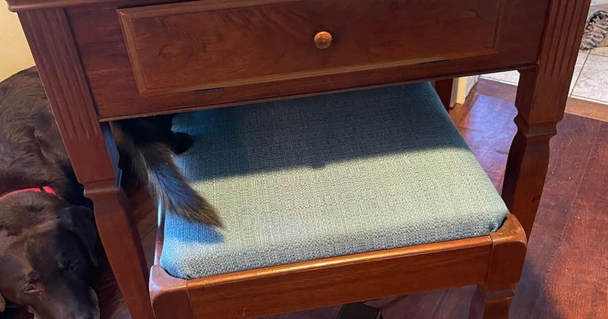 Vintage 1946 Singer Sewing Machine With Table and Stool - Pristine for ...