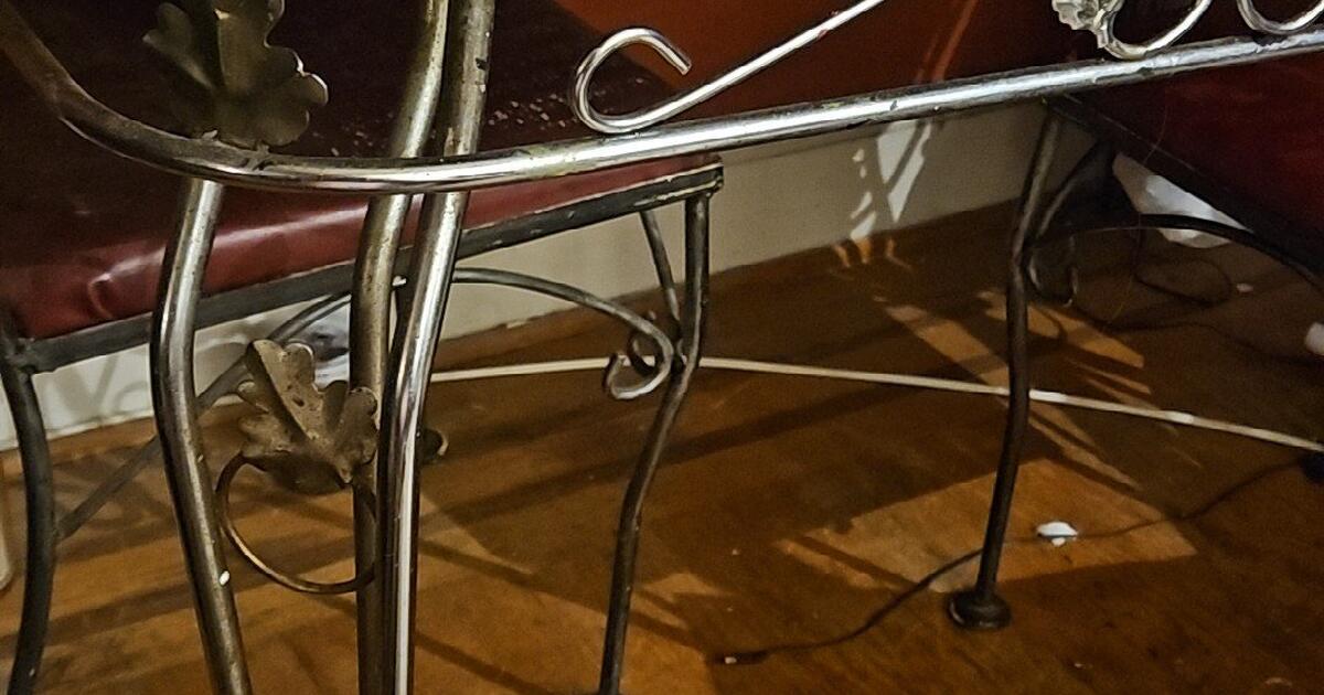 Retro Decorative Metal Table With Laminate Top And 4 Retro Decorative ...