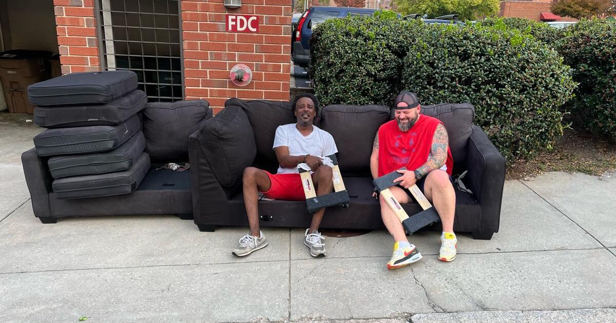 FOR FREE USED BLACK SECTIONAL COUCH NO Bodily Fluids have been on this ...