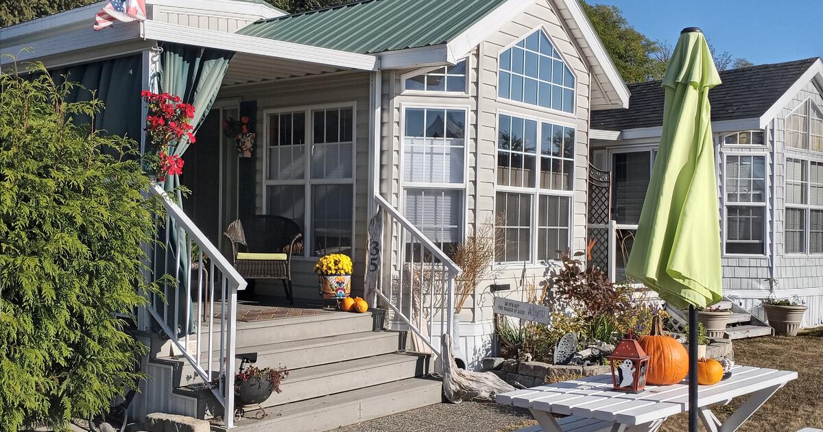 Great Park Model Mobile Home with Bay View for $144500 in Blaine, WA ...