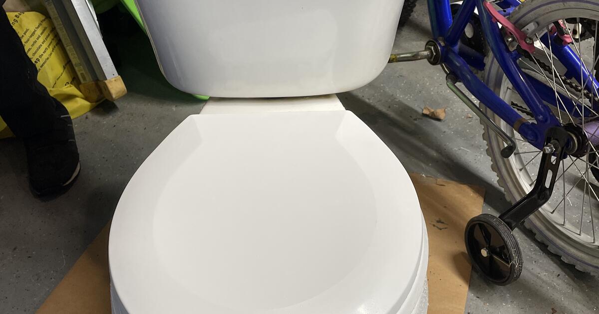 Standard height round bowl toilet in white for Free in Cherry Valley ...