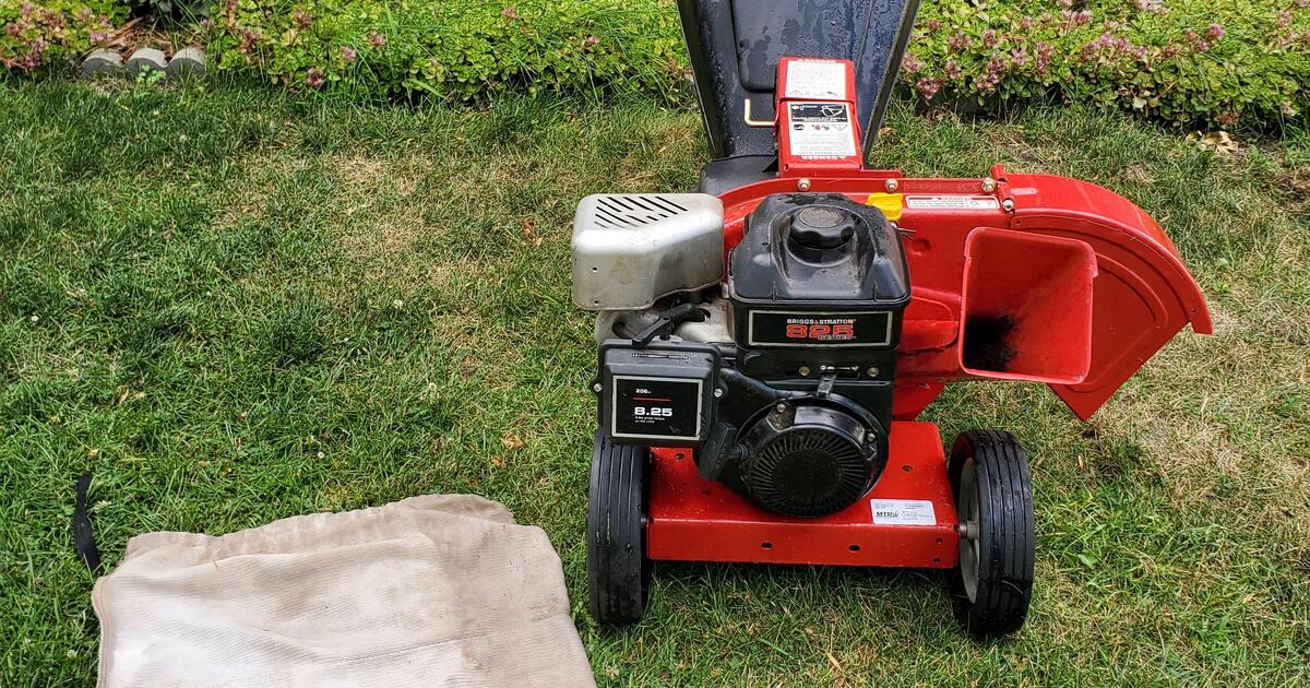 Yard Machines Chipper/Shredder w/ 206cc Briggs and Stratton Engine w/ 8 ...