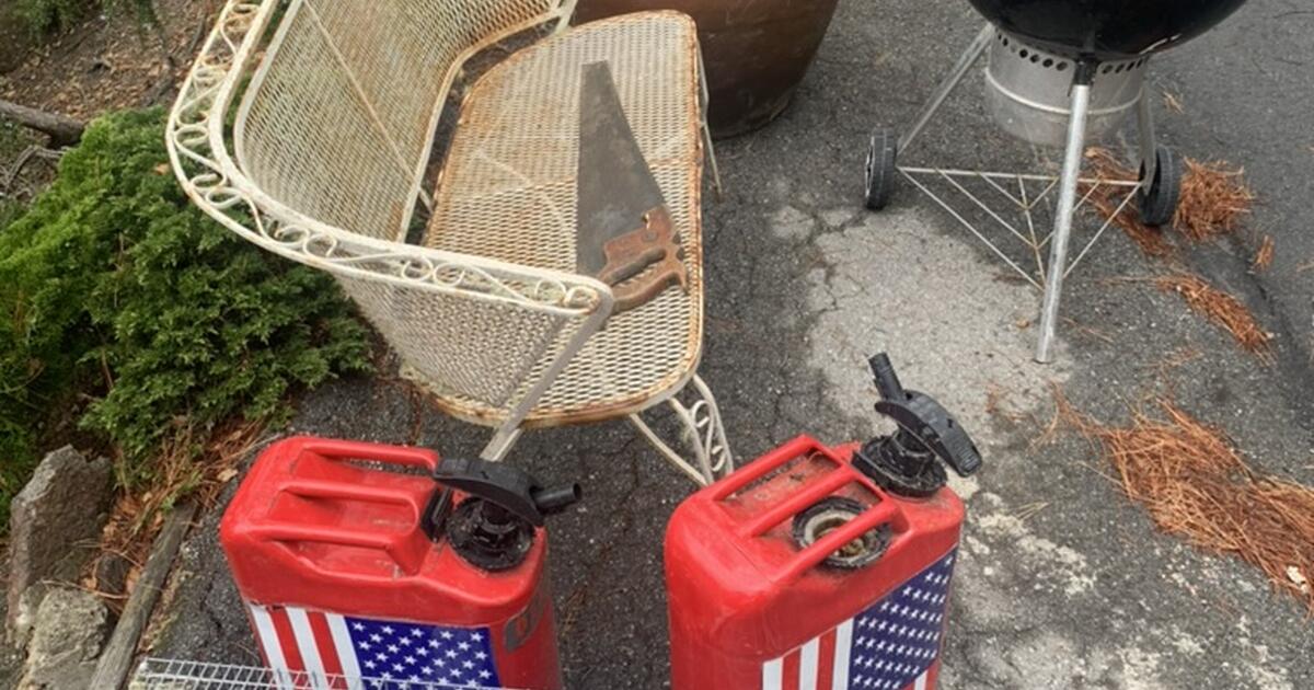 Free items... Bench, gas cans, barbecue, antique saw, throw blankets ...