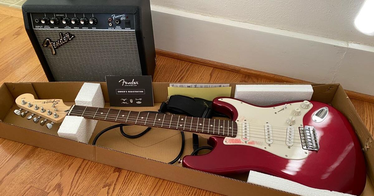 Squire Strat Fender Electric Guitar and 15G Amp 2008 w stand for Free ...