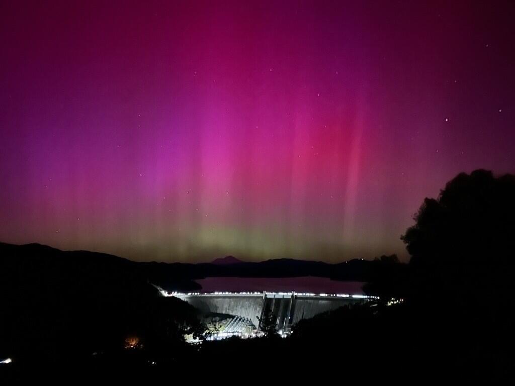 What a sight to see Shasta Dam shimmer under the Aurora Borealis ...