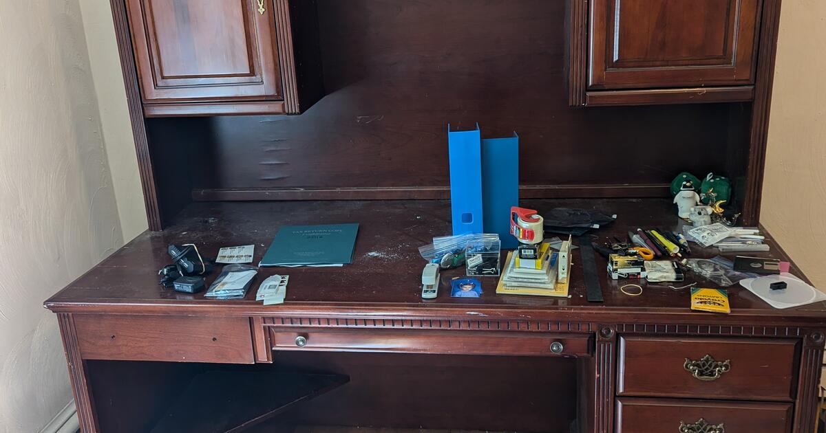 Curb Alert - Desk With Hutch for Free in Norfolk, VA | For Sale & Free ...