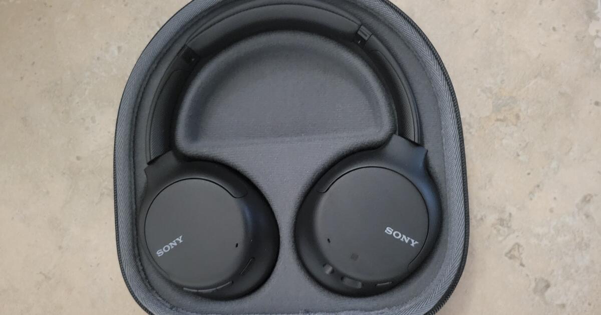 Sony Bluetooth Headphone Case for Free in Las Vegas, NV | For Sale ...