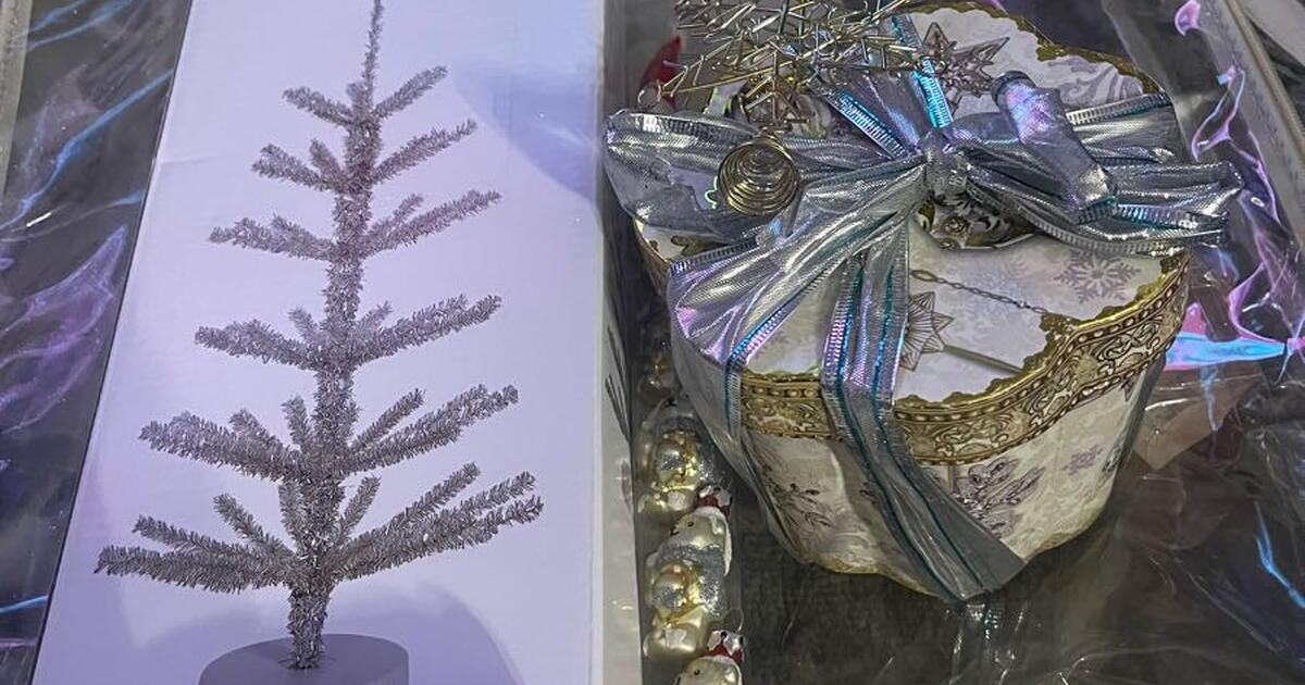 Tiny Christmas Tree, silver/gold mini ornaments, teddy bear ornaments ...