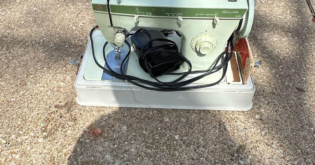 Free Singer Sewing Machine WORKS for Free in Richardson, TX | For Sale ...