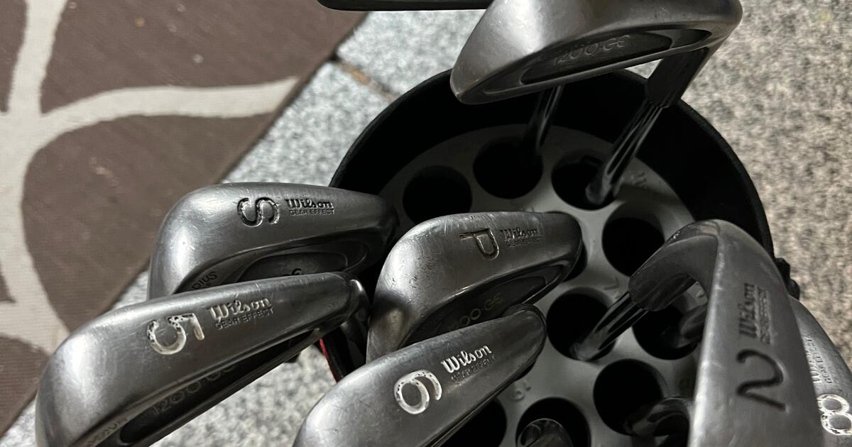 COMPLETE MEN'S SET OF IRONS, INCLUDING PUTTER + TRAVEL BAG for $45 in ...