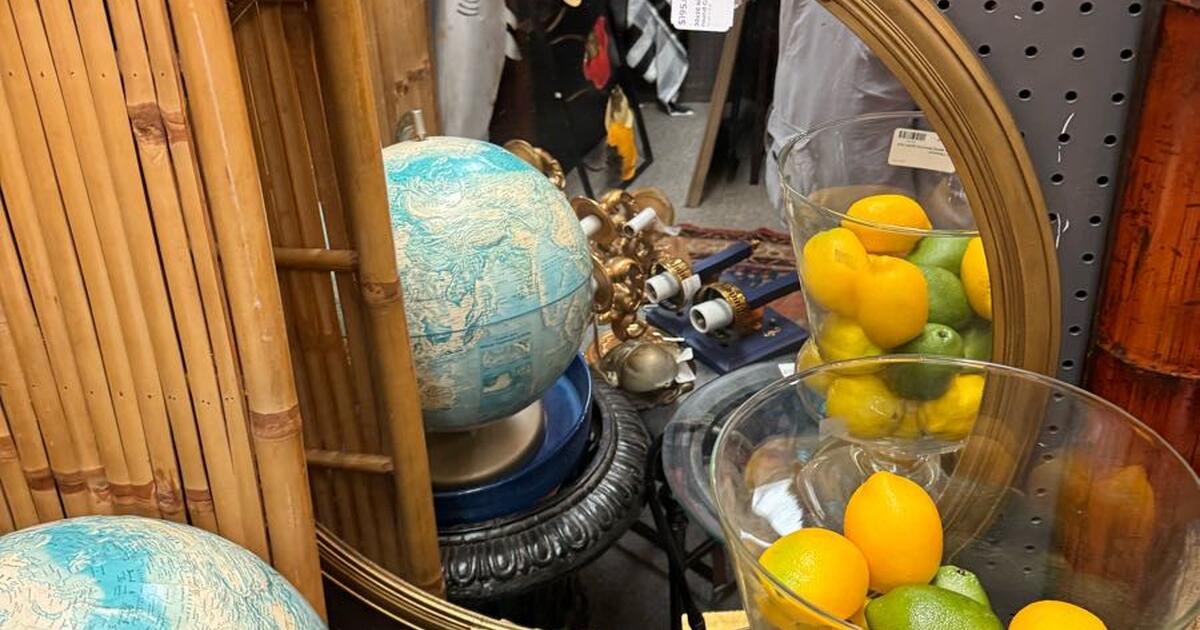 30x26 French Neoclassical round gilded gold mirror for $95 in Savannah ...