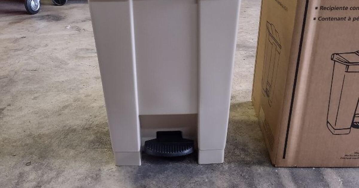 Rubbermaid Step-On Waste Container, 12 Gallon, Beige, 1 Each ...