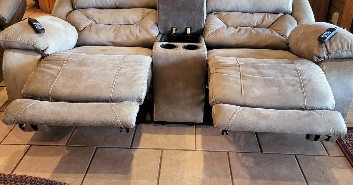 2 Love Seats for Free in Keystone Heights, FL | For Sale & Free — Nextdoor