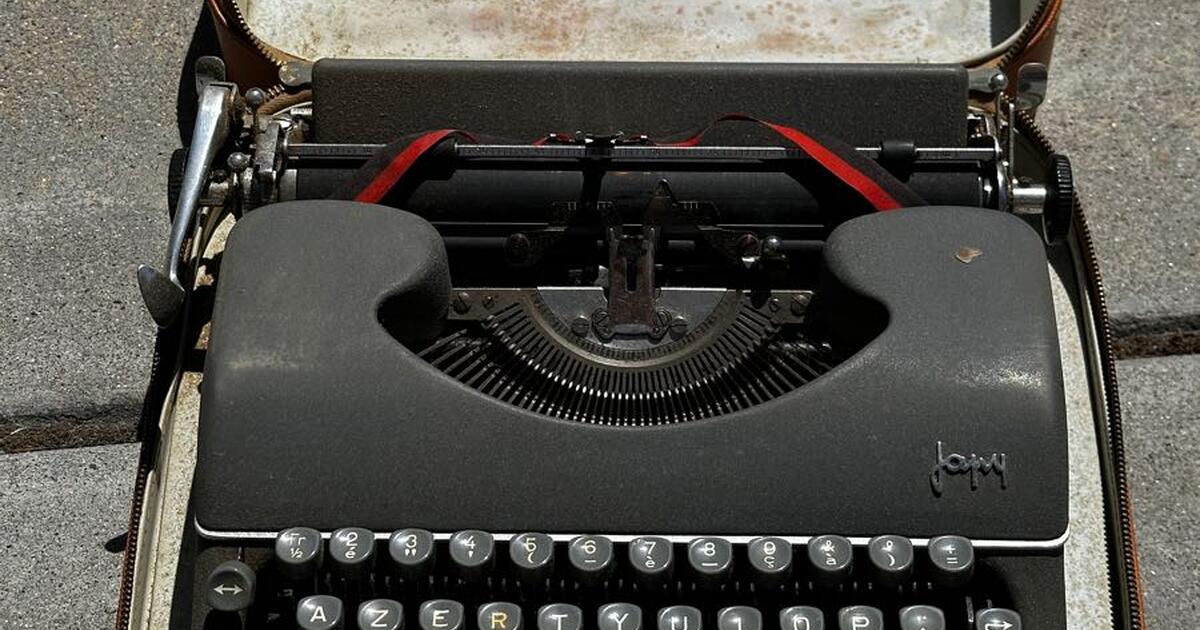 Vintage French Typewriter for Free in San Diego, CA | For Sale & Free ...
