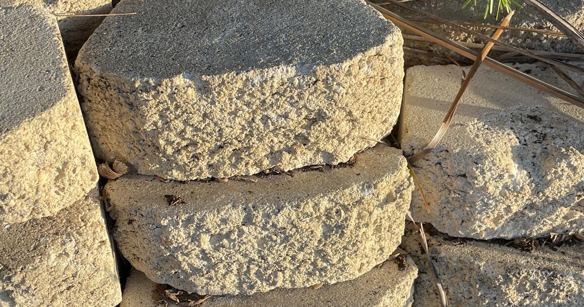 Concrete & Concrete retaining wall blocks (2 sizes) for $1 in Cudjoe ...