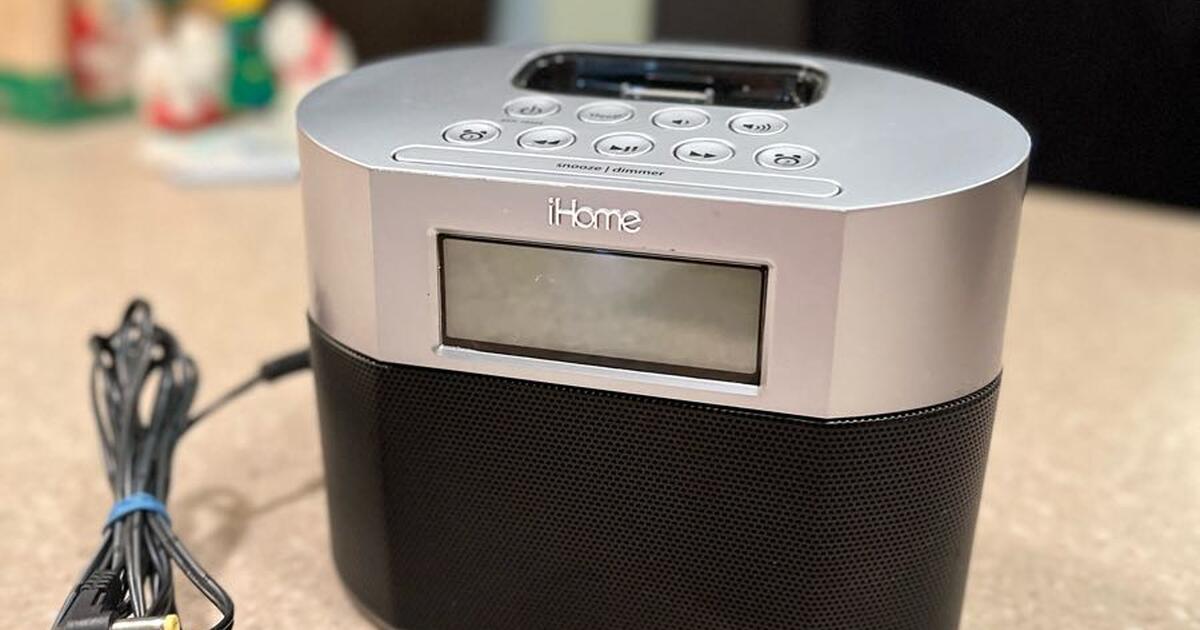 iHome speaker/alarm for older generation (30 pin connector) iPhone and ...