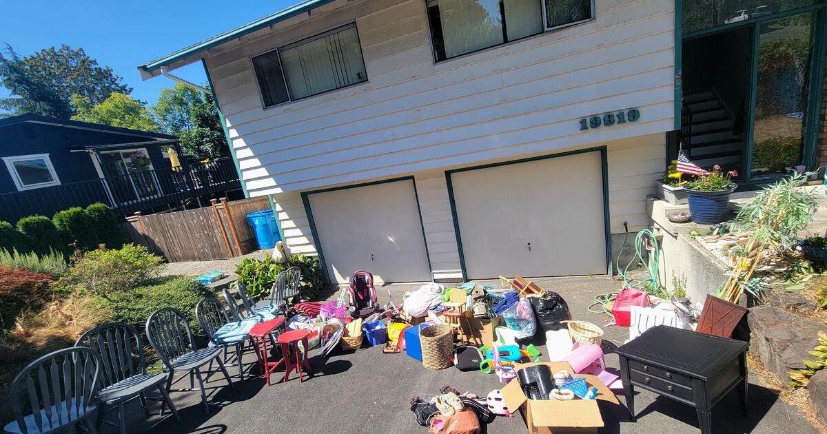 Free Sale! A street up from Syre Elementary. Help yourself to what's on ...