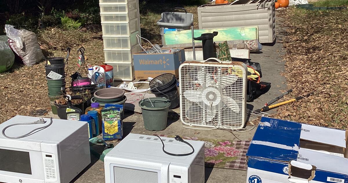 All Free Household items, Microwave works, 6x6 rugs, clay and plastic ...