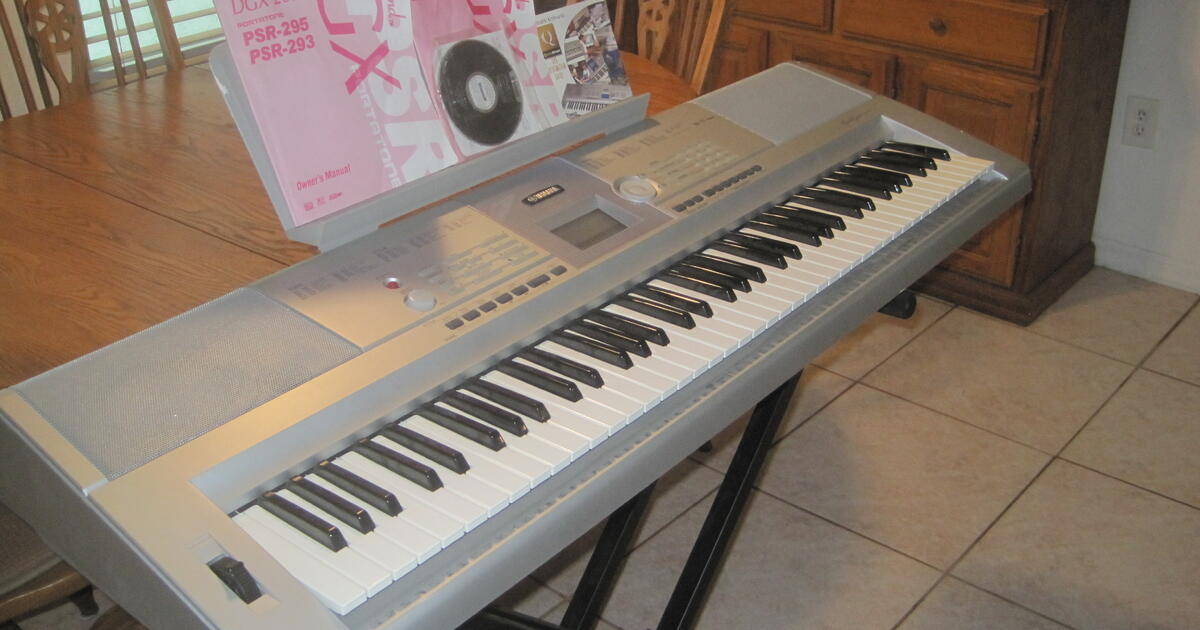 Yamaha DGX-205, 76-Key Portable Grand Piano/Keyboard with stand and all ...