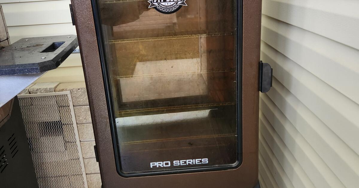 Pit Boss Pro Series 4 Electric Smoker, Cover And Three 5 Gallon Buckets ...