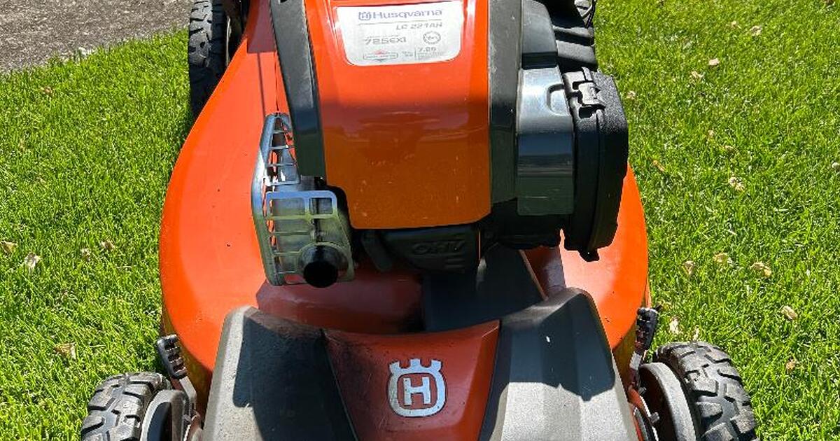 Husqvarna all Wheel drive lawn mower with bagger and mulch plug for ...