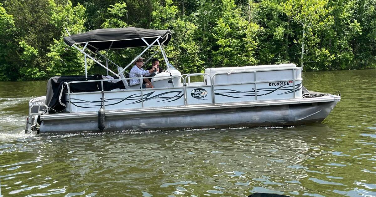 Pontoon boat 24’ and 70hp outboard motor for $13000 in Bowling Green ...