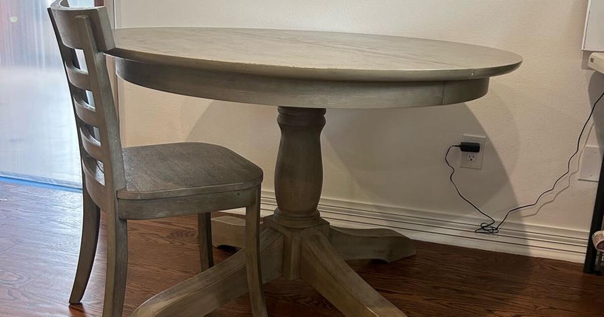 Pottery Barn Round Dining Table with 4 Chairs includes table leaf for ...