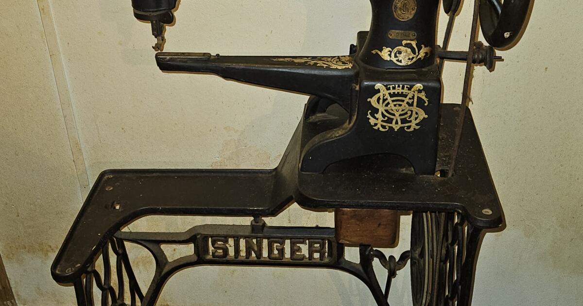 Singer 29-4 patcher leather sewing machine with treadle base for $800 ...