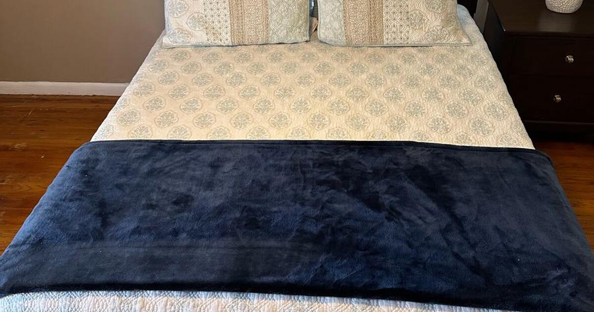 Bedroom Set- Queen bed with mattress & box springs/ bedside table for ...