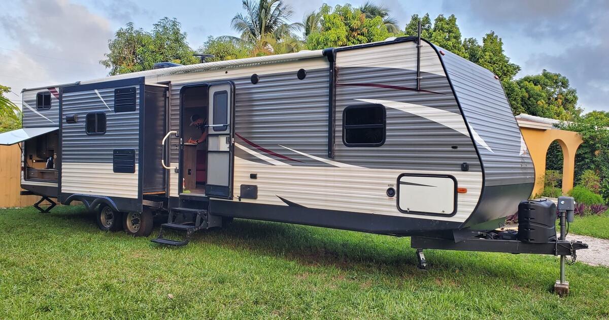 RV Coleman 2018 34'. 3 Slides Clean Tittle In Hand for $20000 in ...