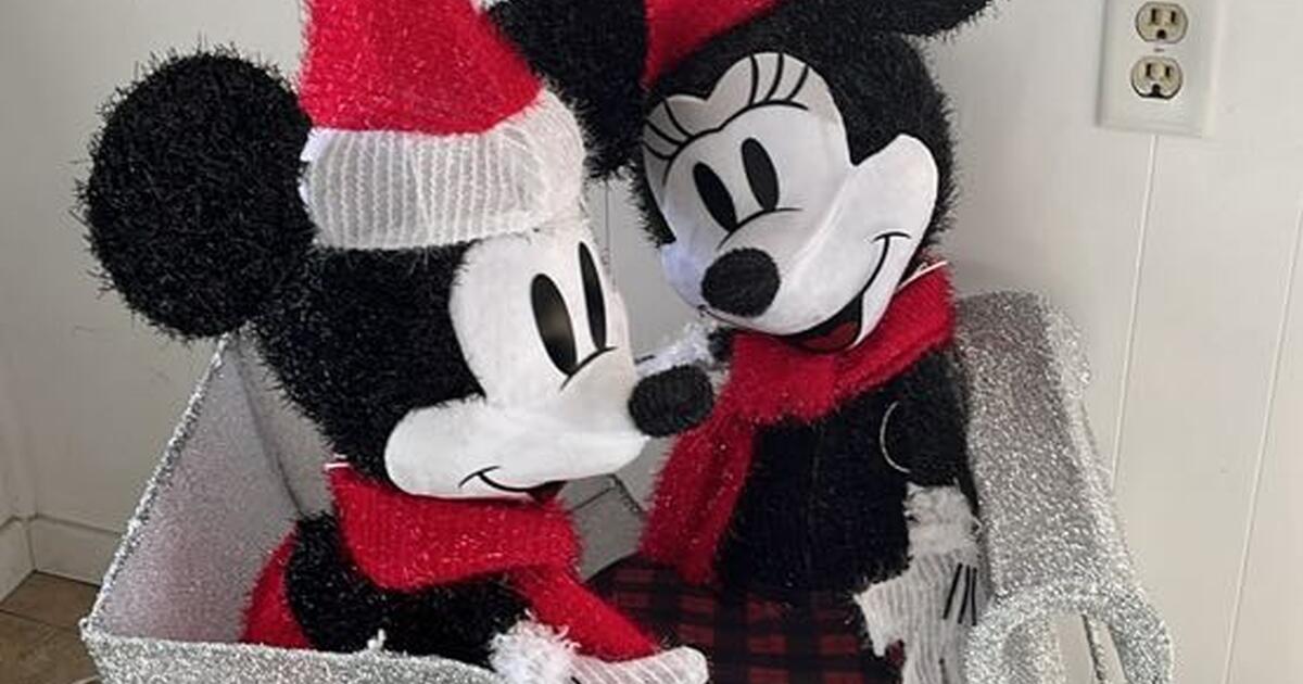 Disney 34-In Mickey Mouse and Minnie Mouse in Sleigh Yard Decoration ...