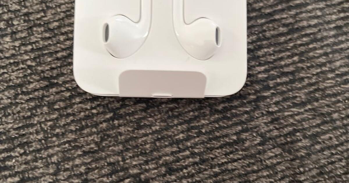 Apple iPhone ear pods for $10 in Deland, FL | Finds — Nextdoor