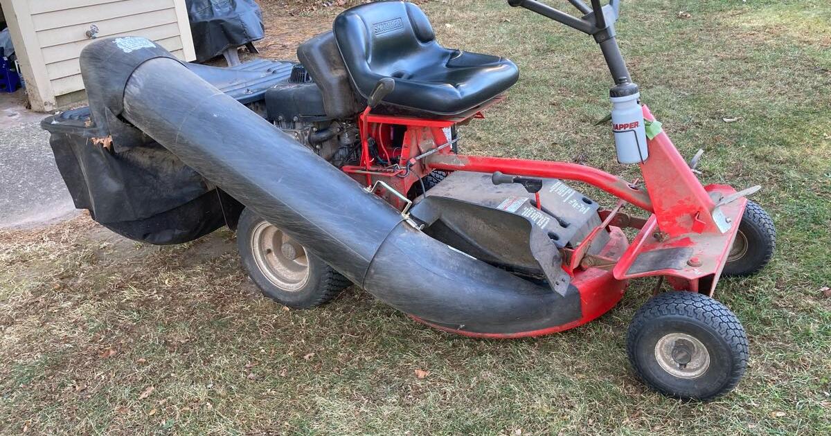Snapper 28” Rear Engine Rider Mower w/bagger, 10 extra blades ...
