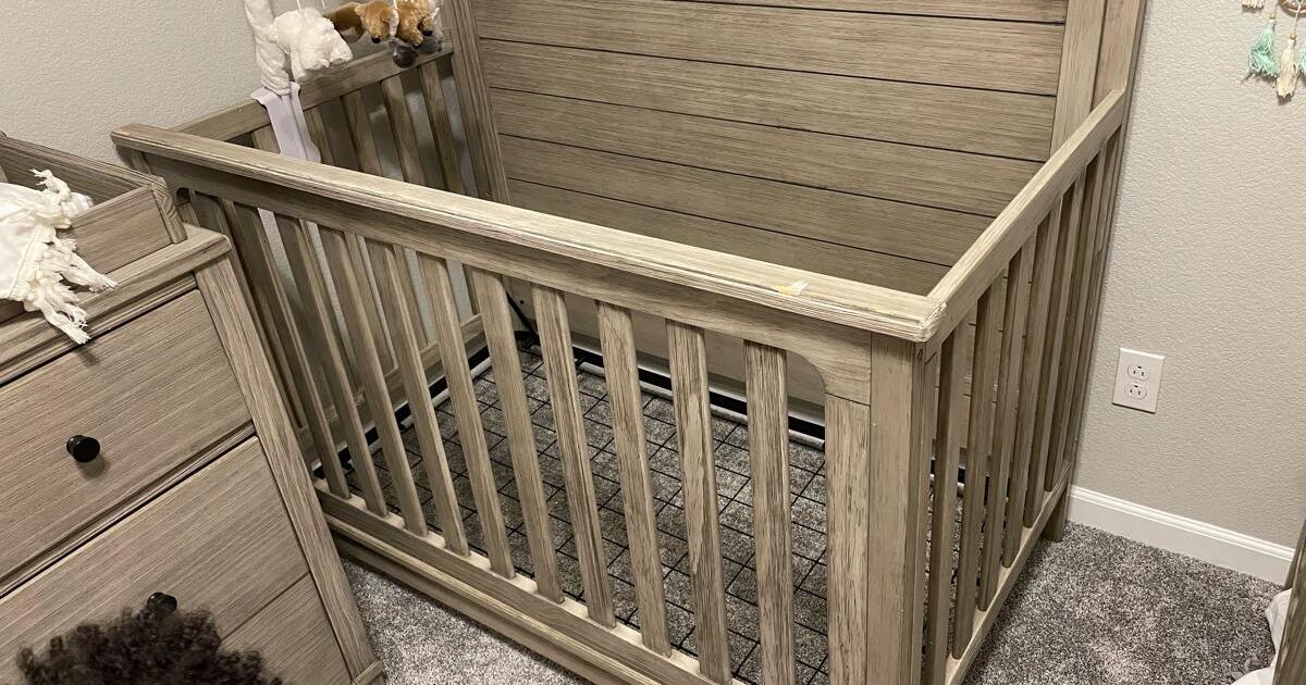 2 baby cribs AND 2 mattresses Simmons Kids convertible baby crib. for ...