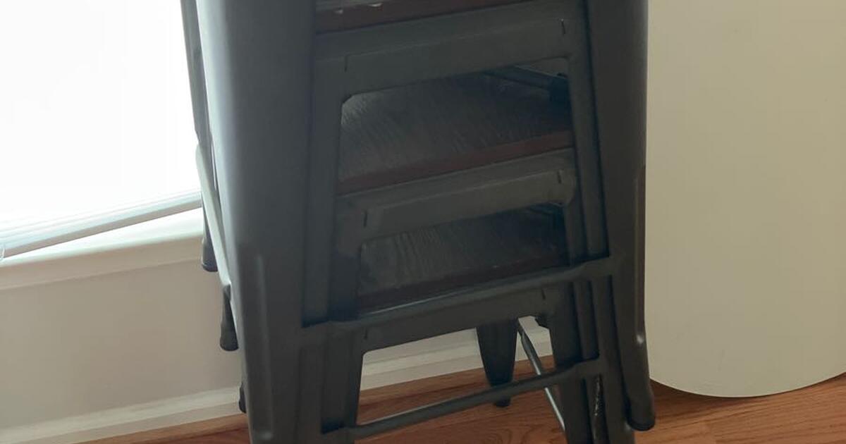 Free stools bar height for Free in Herndon, VA | For Sale & Free — Nextdoor