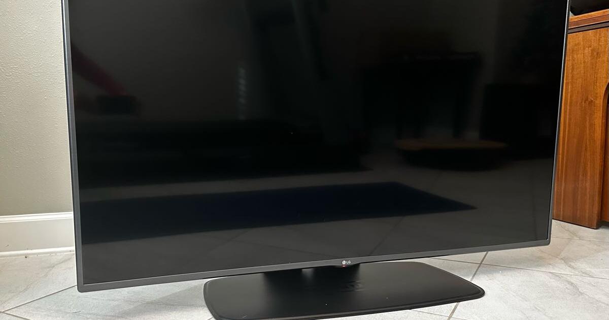 55” LG Flat Screen TV Model # 55LF6000-UB with Original Remote Green ...