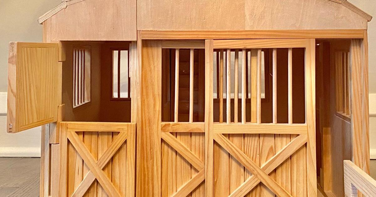 Melissa & Doug Folding Wood Horse Stable w/ stable figure and ...