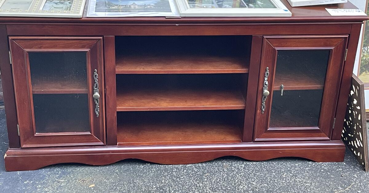 Solid TV Stand for $30 in New Albany, OH | For Sale & Free — Nextdoor
