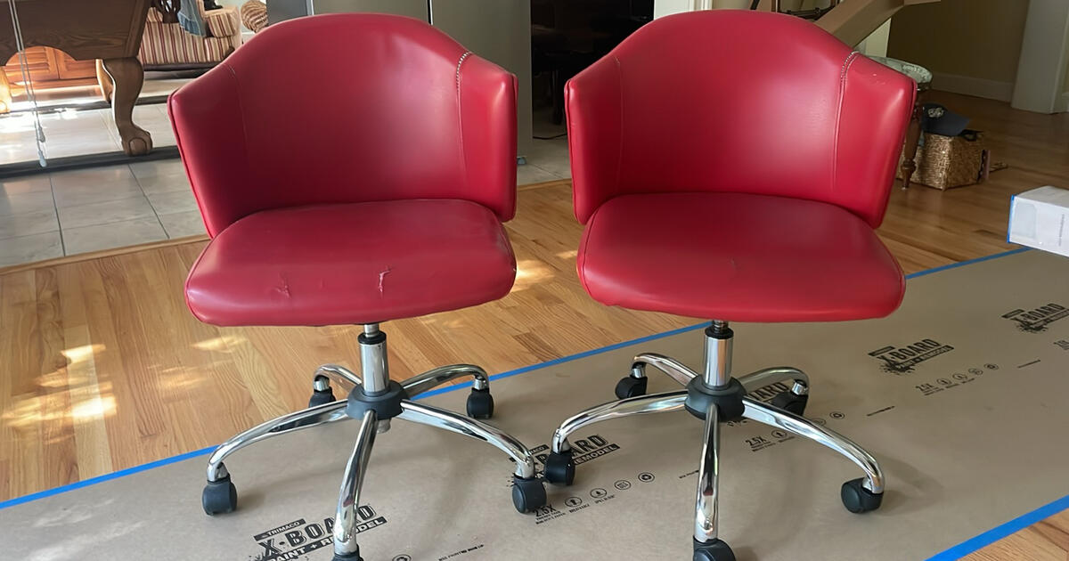 Red office chairs, beat up but roll well and are comfortable for Free ...