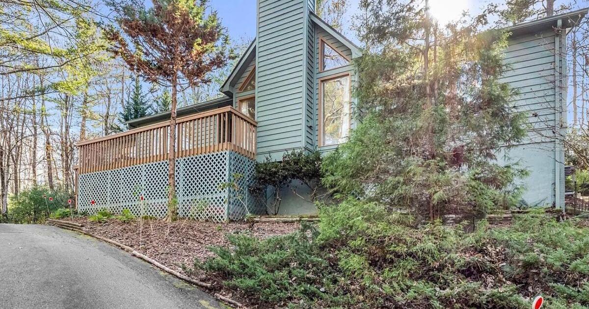 Charming Well maintained home in gated mountain community for $519000 ...