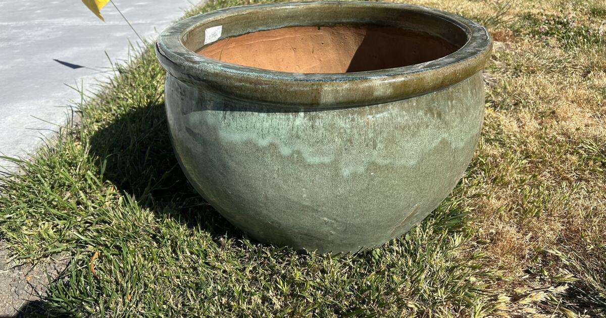 LARGE GREEN POT for Free in San Mateo, CA | For Sale & Free — Nextdoor