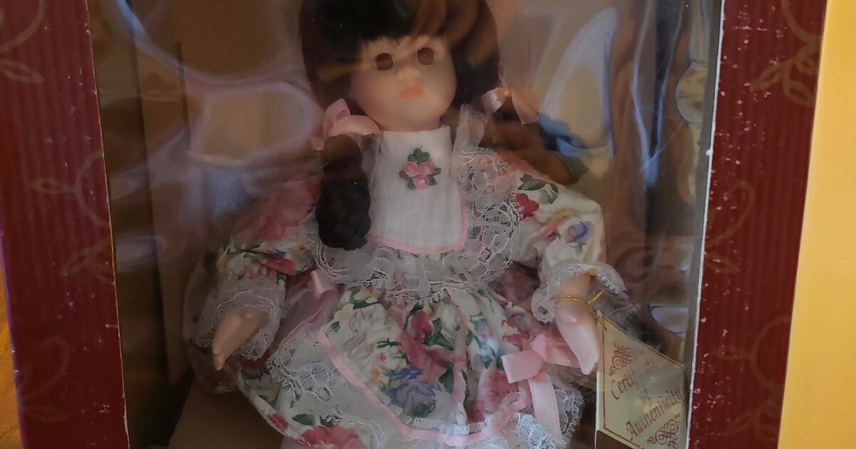 SOFT EXPRESSIONS ANIMATED WIND UP MUSICAL PORCELAIN DOLL for $20 in ...