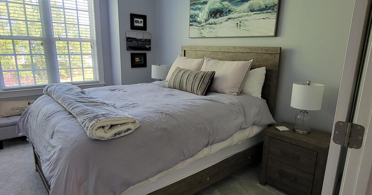 Queen Size Bedroom Suit with 2 Nightstands And Chest Of Drawer.s for ...
