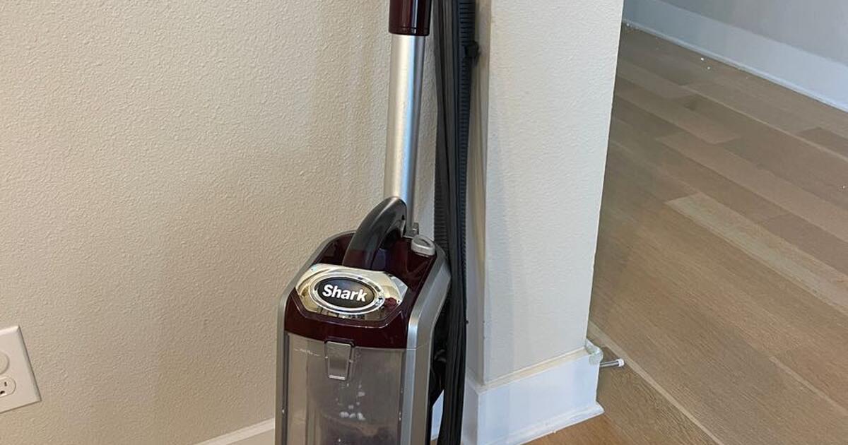 Shark Upright Vacuum Cleaner - joint broke, use for spare parts or may ...