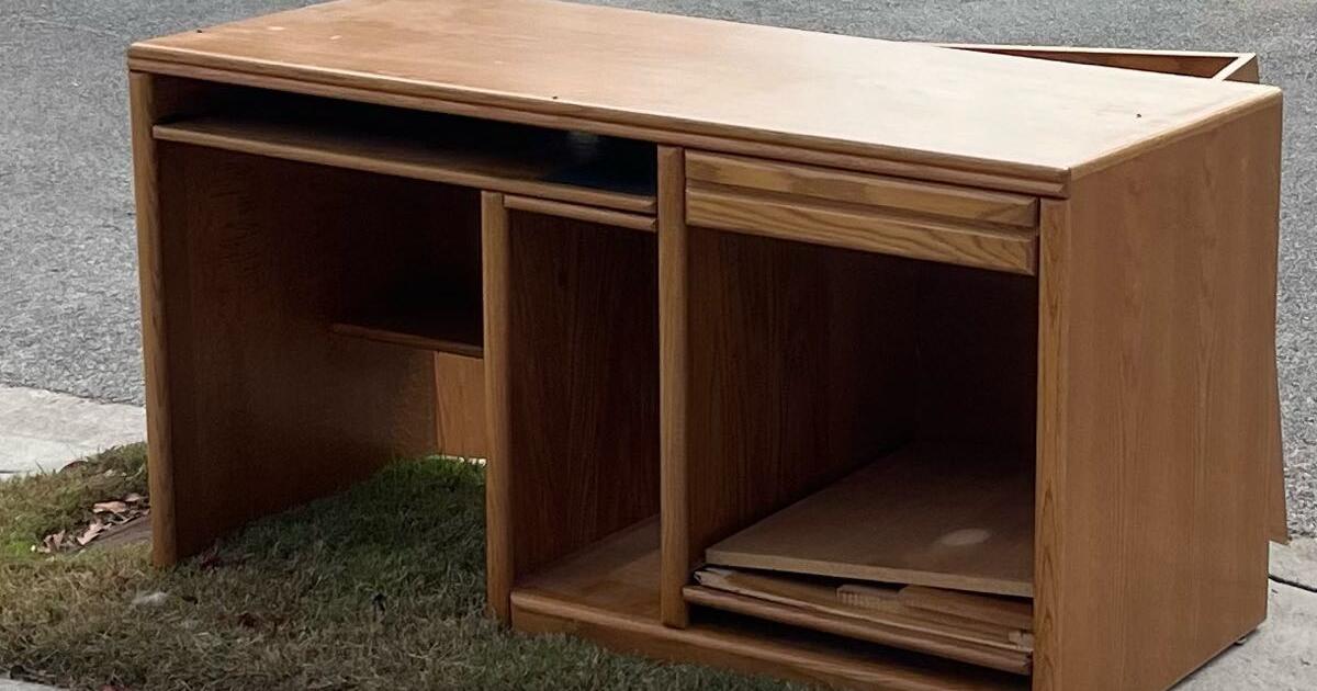 Free Computer Desk for Free in Schertz, TX | For Sale & Free — Nextdoor
