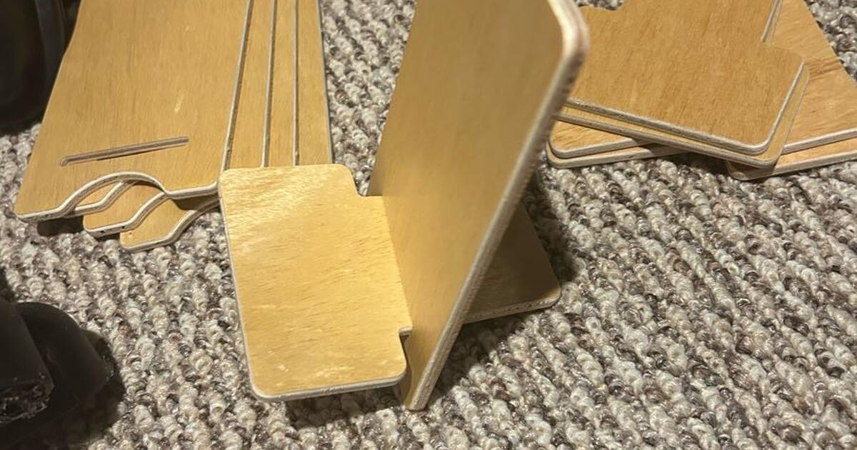 Fee various items (daily calendar holder, brita pitcher, American logs ...