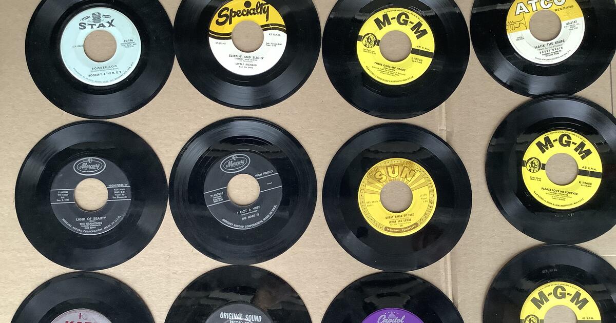 Vintage 45’s vinyl record and case ( Elvis Presley and more records ...