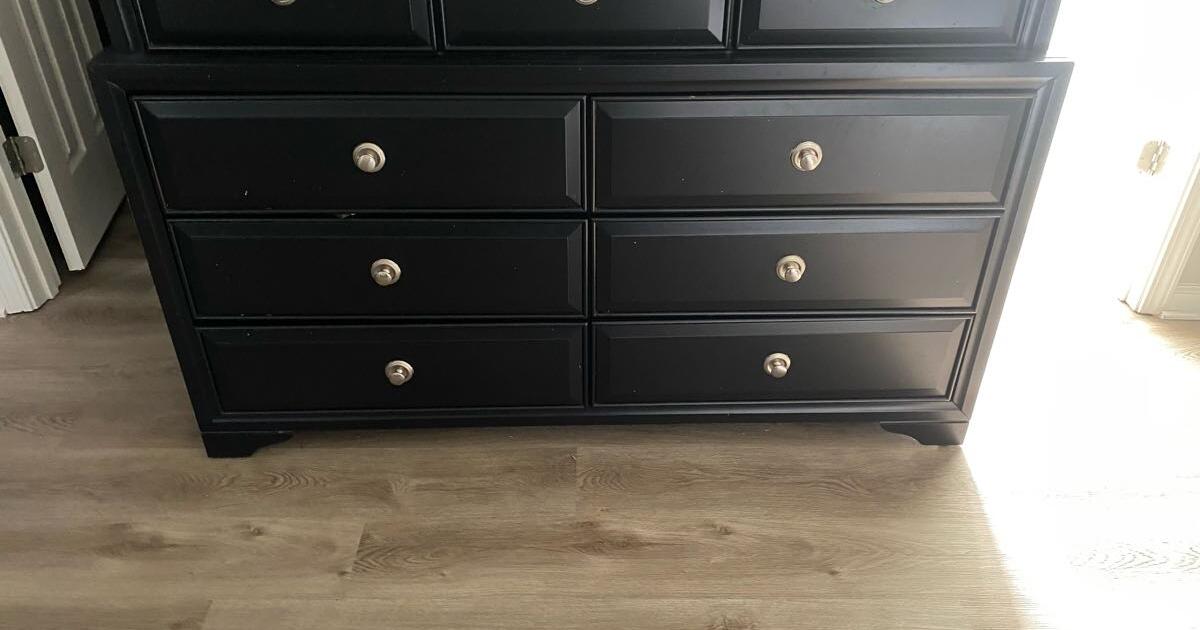 Complete queen bedroom set. Black Dresser with Nine Drawers and 2 night ...